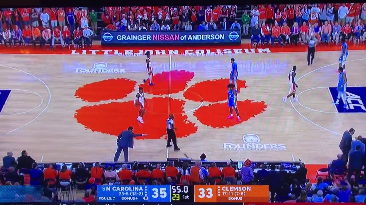 Roy Williams North Carolina collapses on sideline w Vertigo, has to ...
