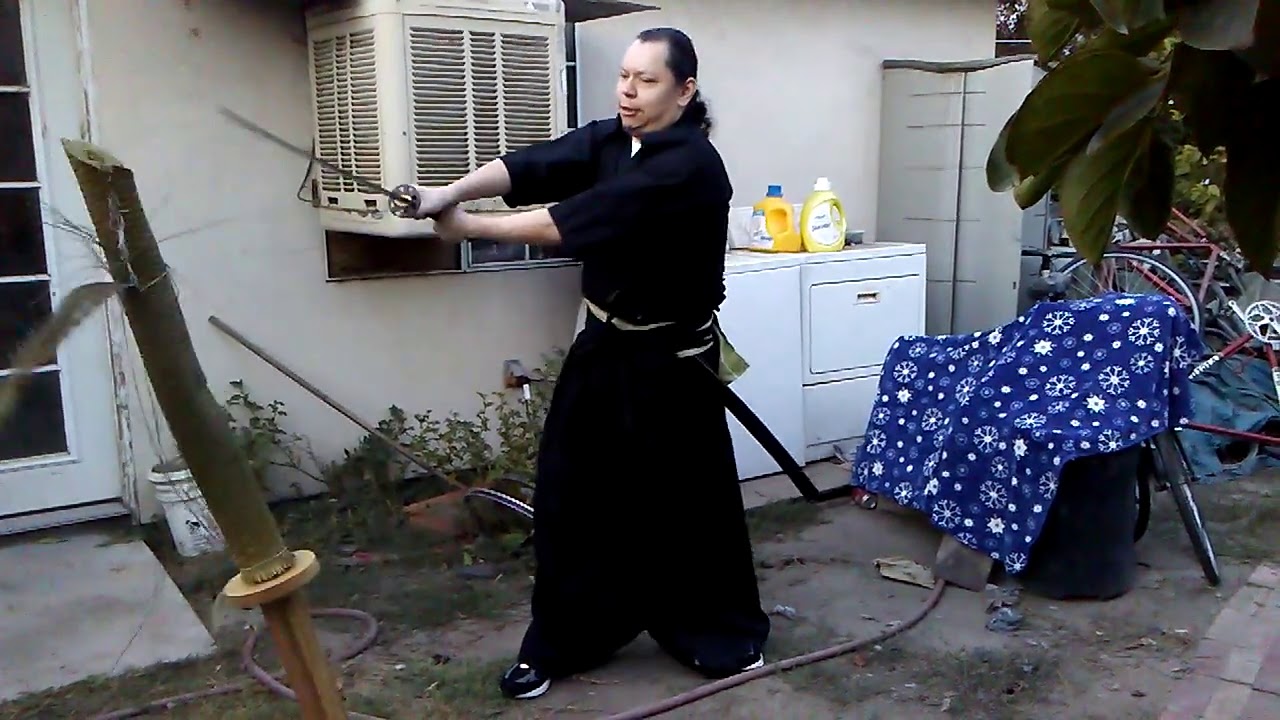 Cutting tatami mat with hanwei practical pro elite - YouTube