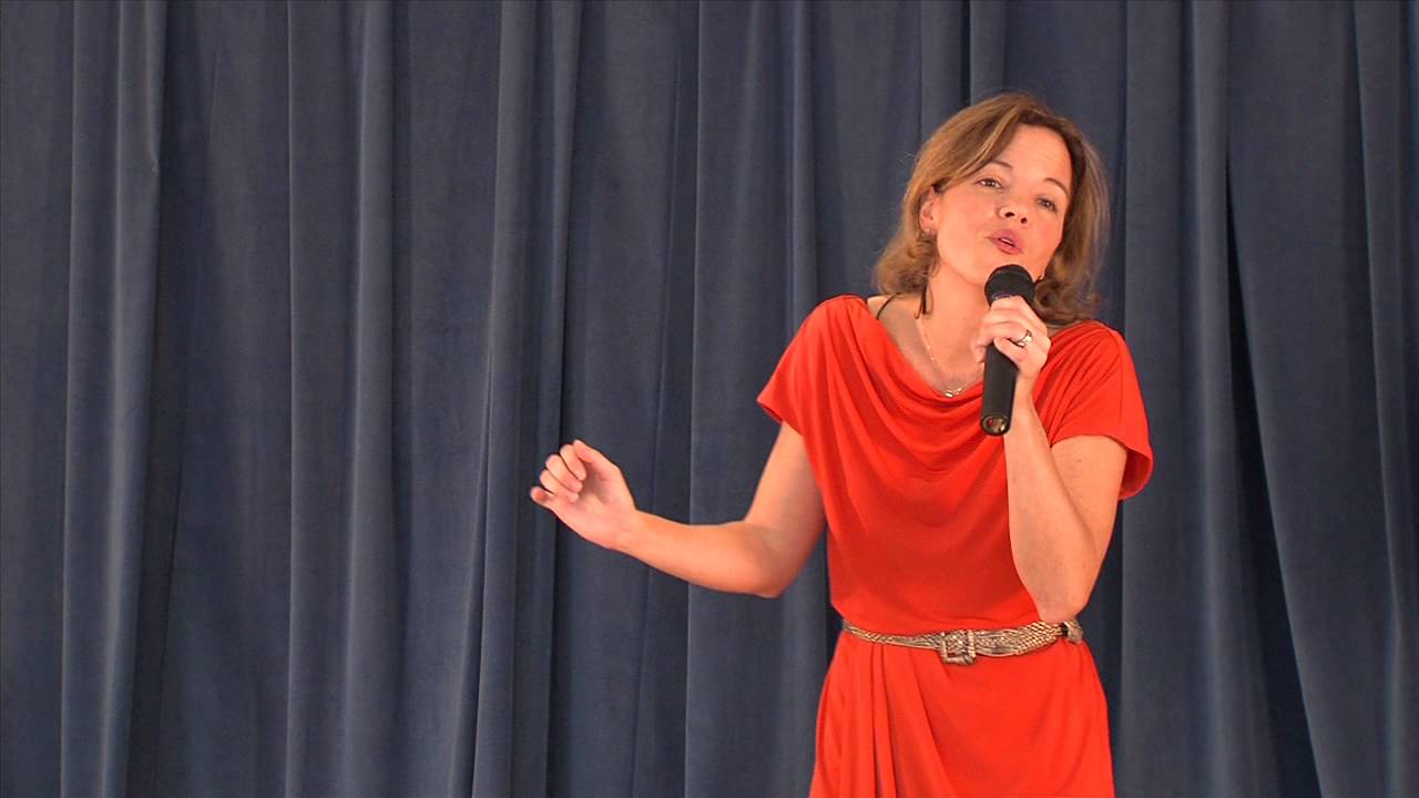Singer Carolyn Smylie - YouTube