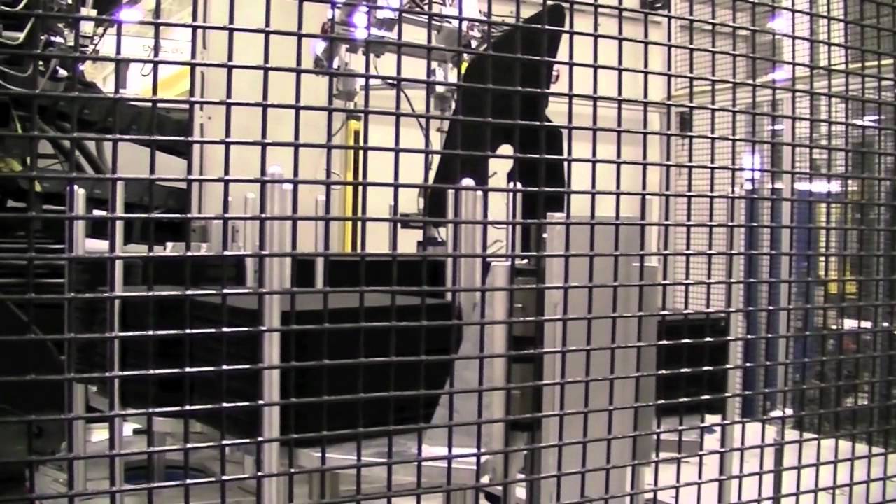Robotic Arm Loading and Unloading Injection Mold - YouTube