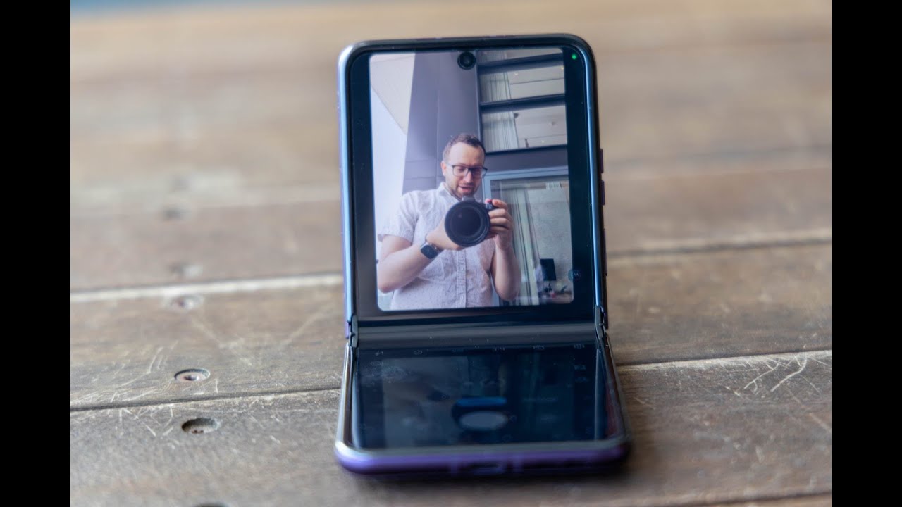 New Moto Razr 2023 hands-on: this one is actually good - YouTube