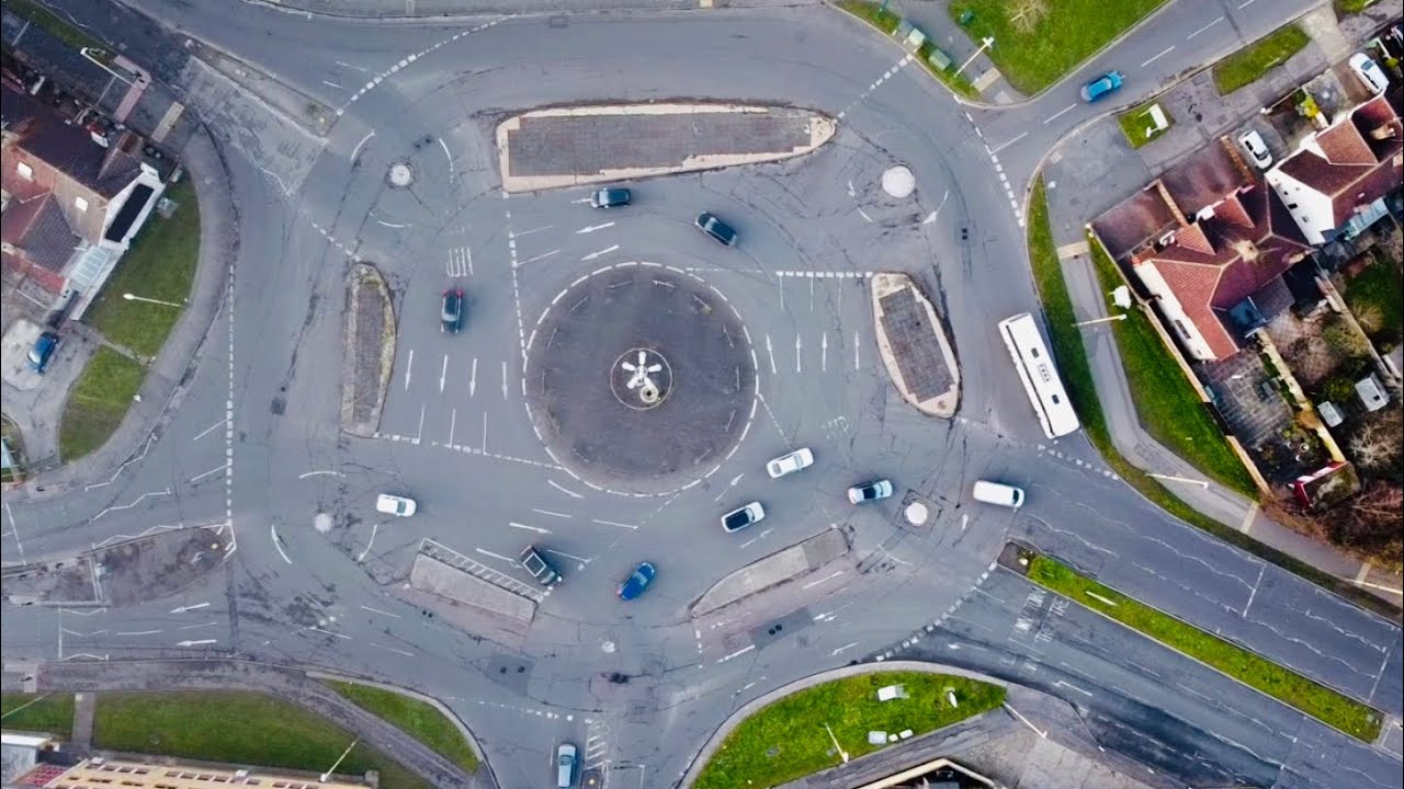 🇬🇧🏴󠁧󠁢󠁥󠁮󠁧󠁿 Swindon - The Magic Roundabout - YouTube