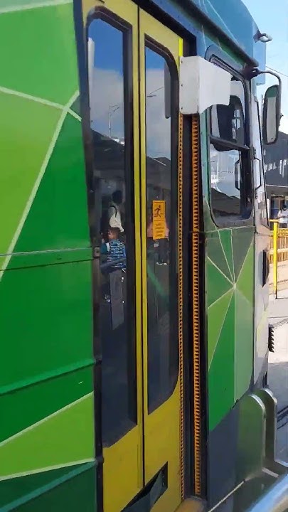 Z Class Tram 220 Departs Flinders Street Station Youtube