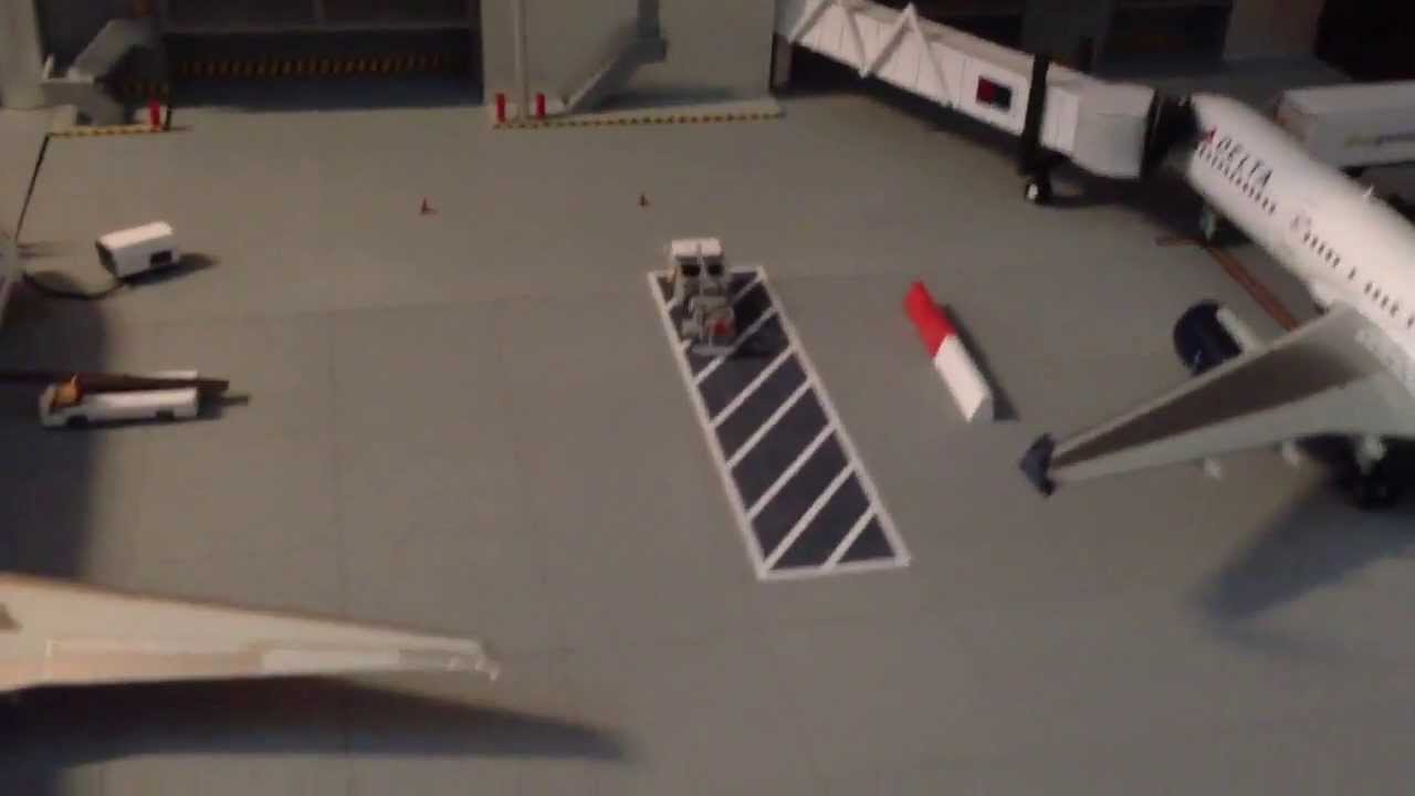 1:200 Realistic Airport with jetways and GSE!!!! - YouTube