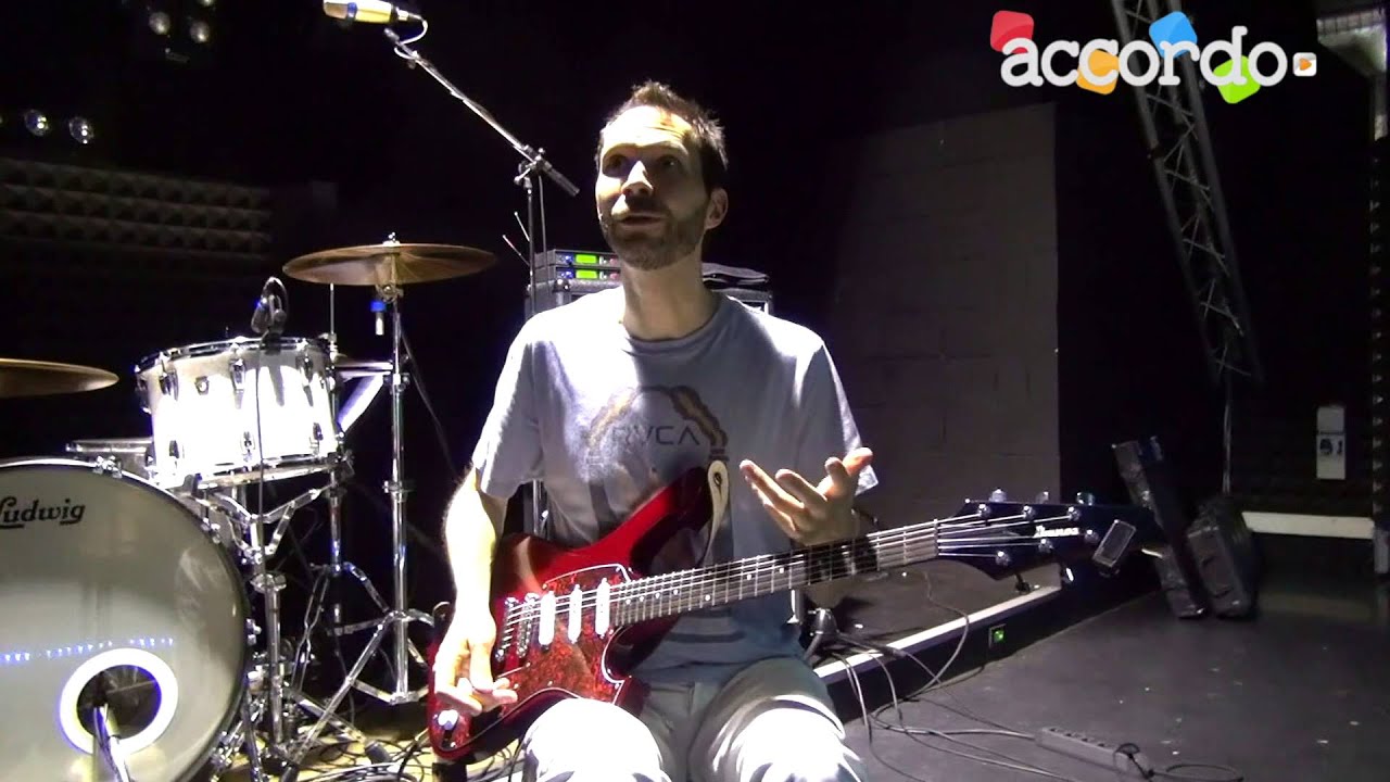 Paul Gilbert: "Perfect Blues Scale" lesson - YouTube