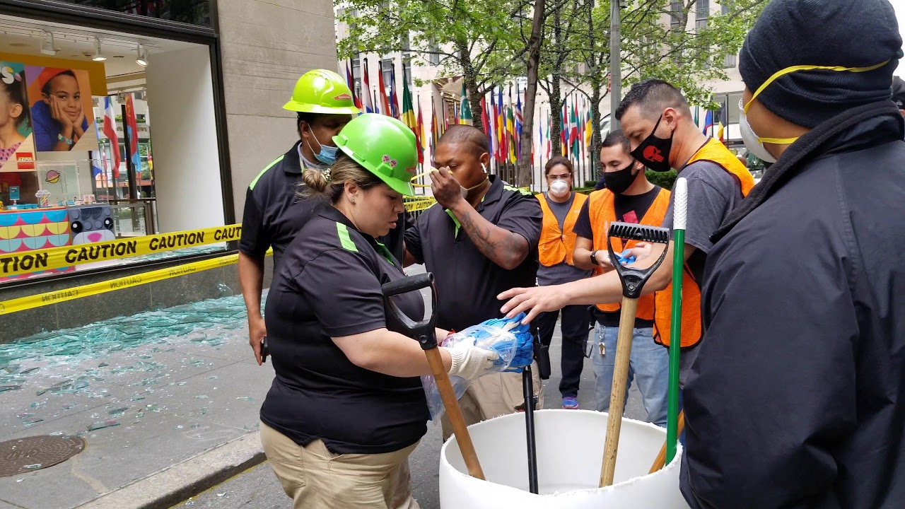 Aftermath of a second-straight night of looting midtown New York City ...