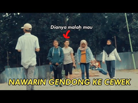 PRANK NAWARIN GENDONG KE ORANG - EH DIA NYA MAU DONG