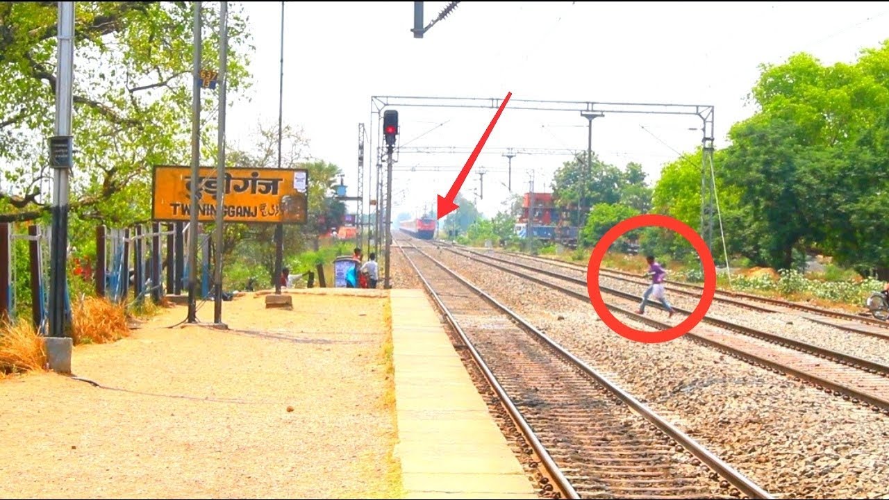 Poorva express via Patna 12304 overtake UpperIndia express at full mps ...