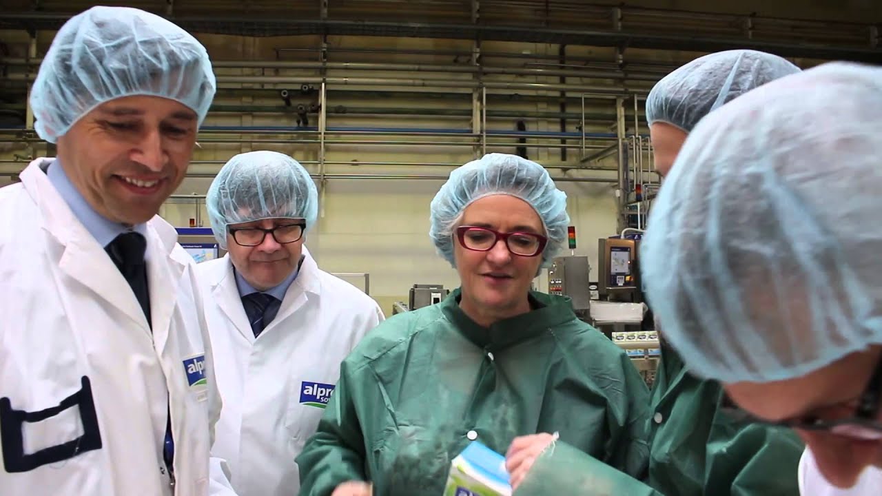 Bezoek Alpro Minister van Werk Monica De Coninck - YouTube