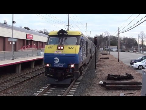 LI 522 Leads MTA LIRR Train 615 West into Smithtown, NY with a Friendly Engineer 12/26/2018 ...