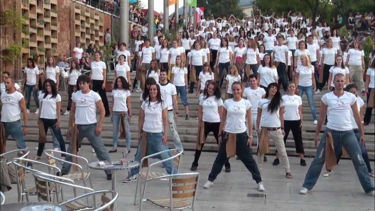 Shakira Flash Mob Budapest - Gödör - YouTube