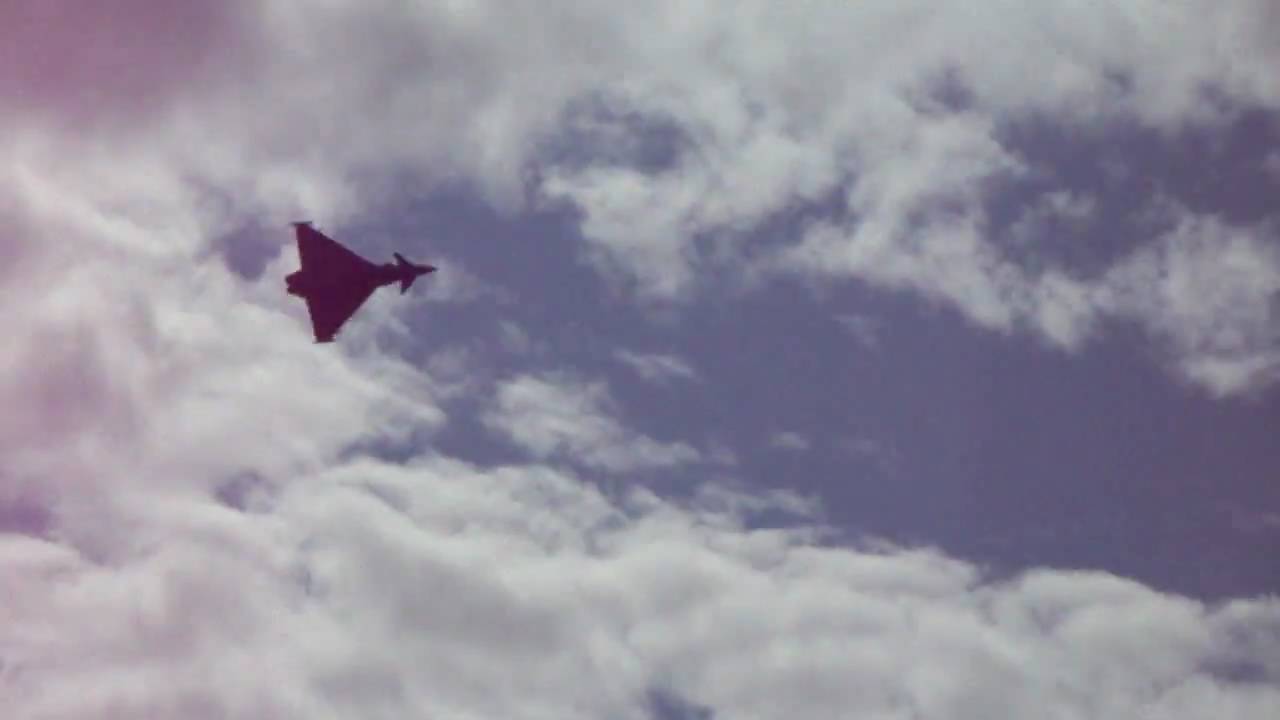 Eurofighter Typhoon doing stunts over Largs (In HD) - YouTube