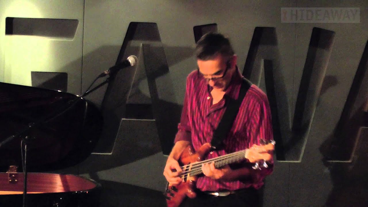 Neil Angilley - Pequenita - YouTube