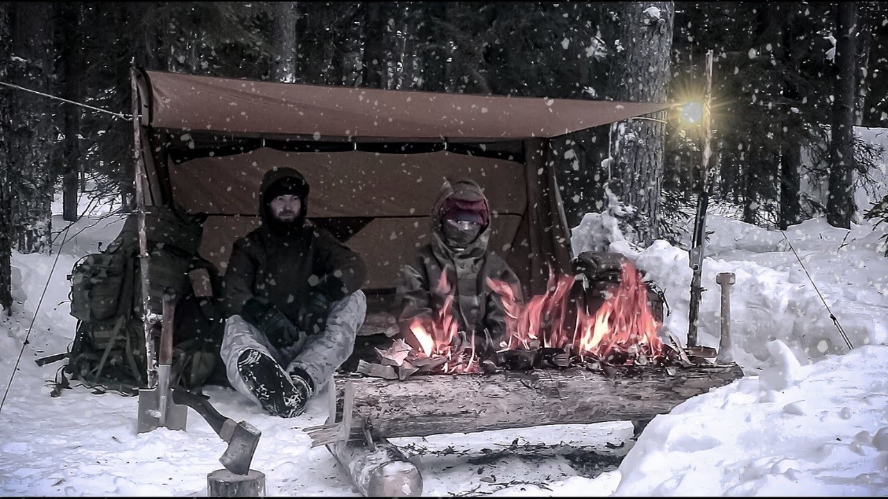 WINTER BUSHCRAFT CAMPING in SNOW • LONG LOG FIRE HEATING • SURVIVAL ...