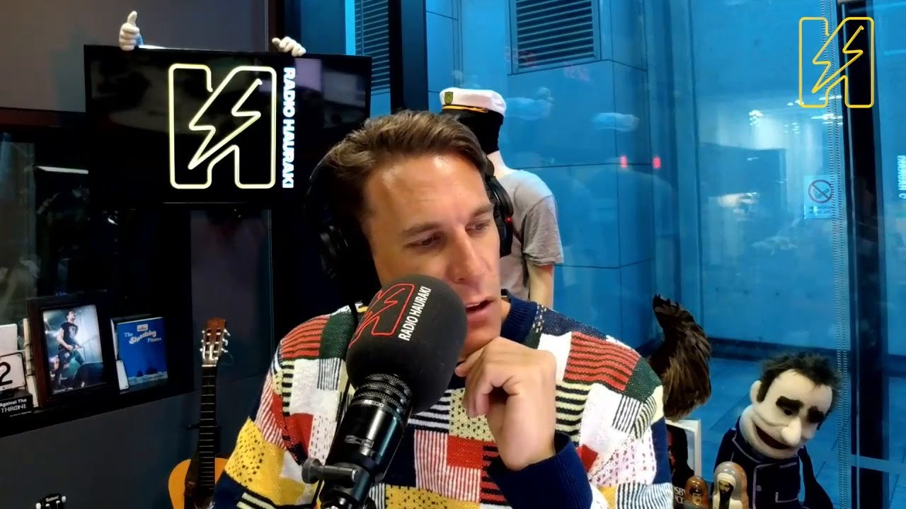 Jeremy Wells responds to a Seven Sharp viewer complaint - YouTube