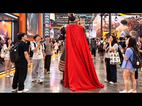 DIREKT AUS EINER LEGENDE! Riesiger, großer, gutaussehender Mann im Hanfu! Reaktionen auf der Straße