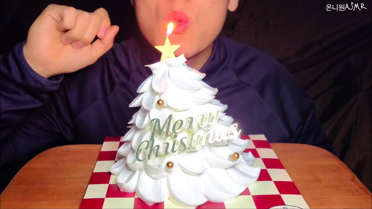 Christmas cake ASMR #eatingsounds #christmas - YouTube