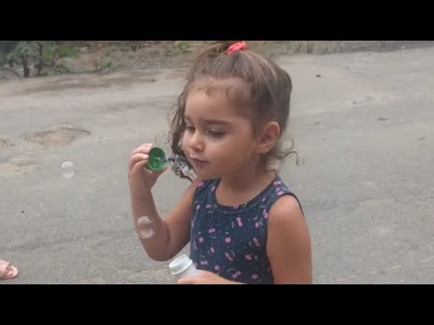 Bolhas de SABÃO brincando de fazer bolhas de sabão  e BRINCADEIRAS  de  SKATE  muita DIVERSÃO