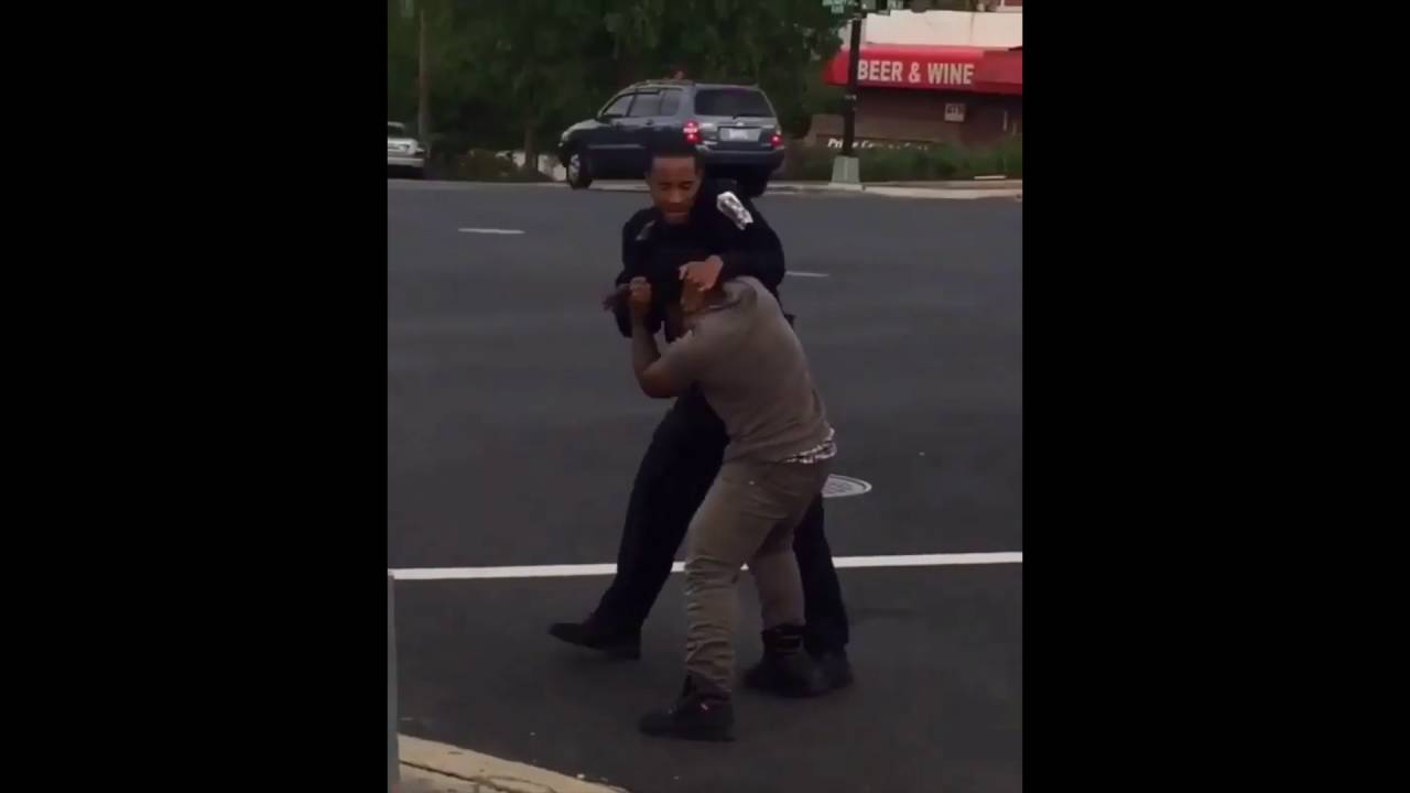 Dude Puts Up A Good Fight Against A Cop Trying To Arrest Him - YouTube