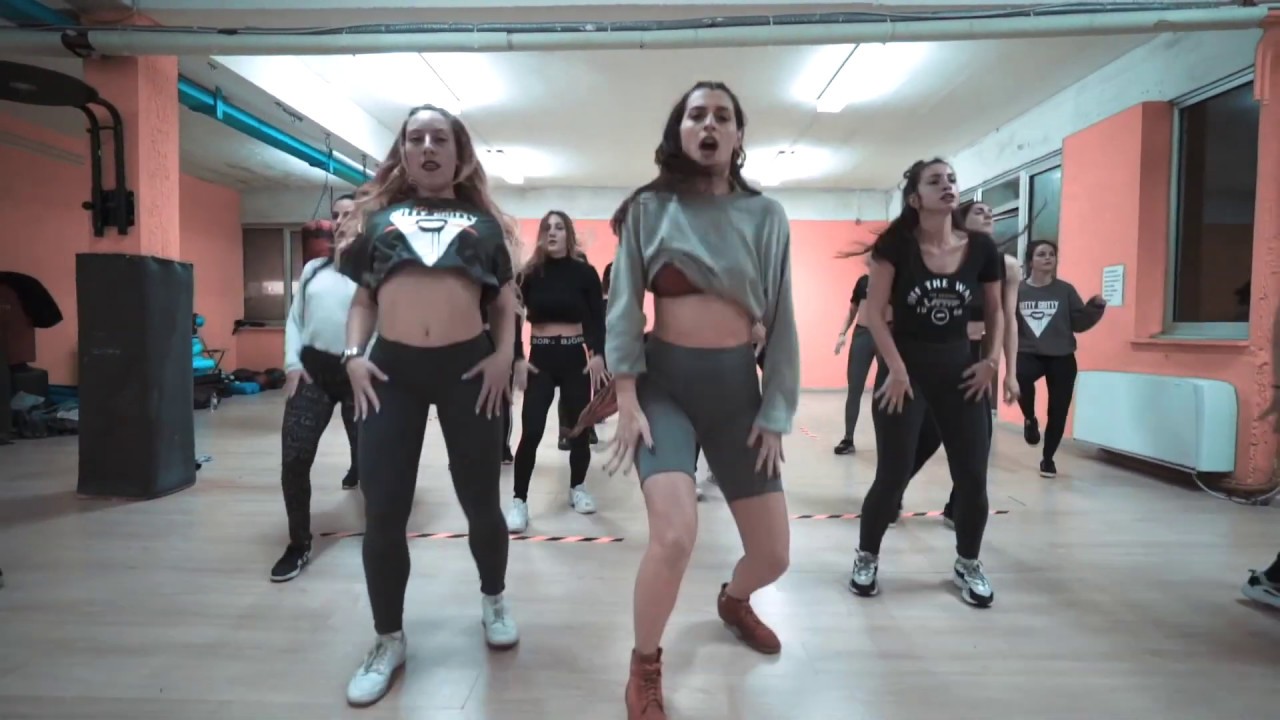 Winelicious Duo Class - Livia & Giulia - YouTube