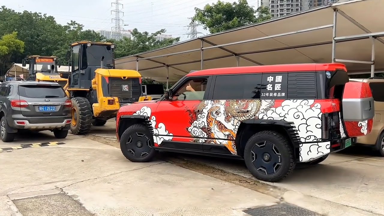 Real-world test of the BYD Yangwang U8's yisifang parallel parking ...