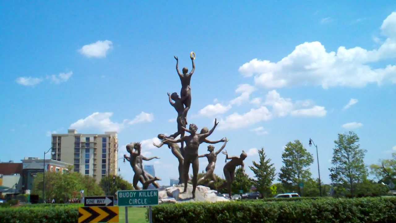 Time Lapse video of the Musica statue Buddy Killen Circle roundabout ...