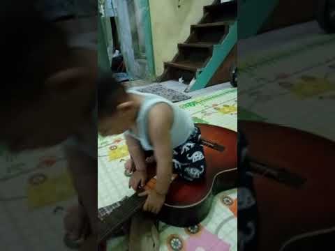 si bocil mainin gitar bokap nya