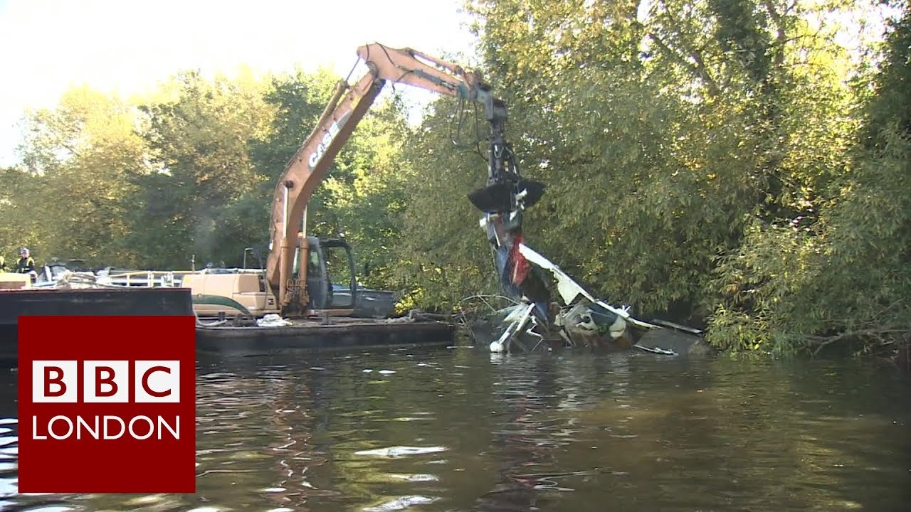 Derelict boats being lifted from the River Thames - BBC London - YouTube