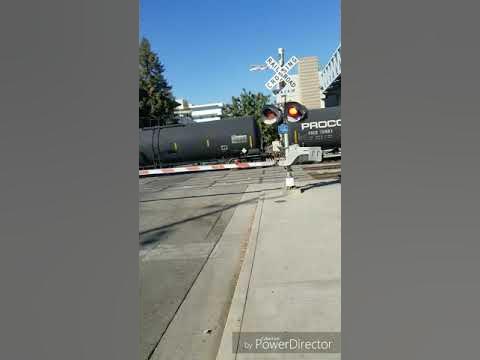 SJVR 2121 Leads long local manifest train past N St Bakersfield CA - YouTube