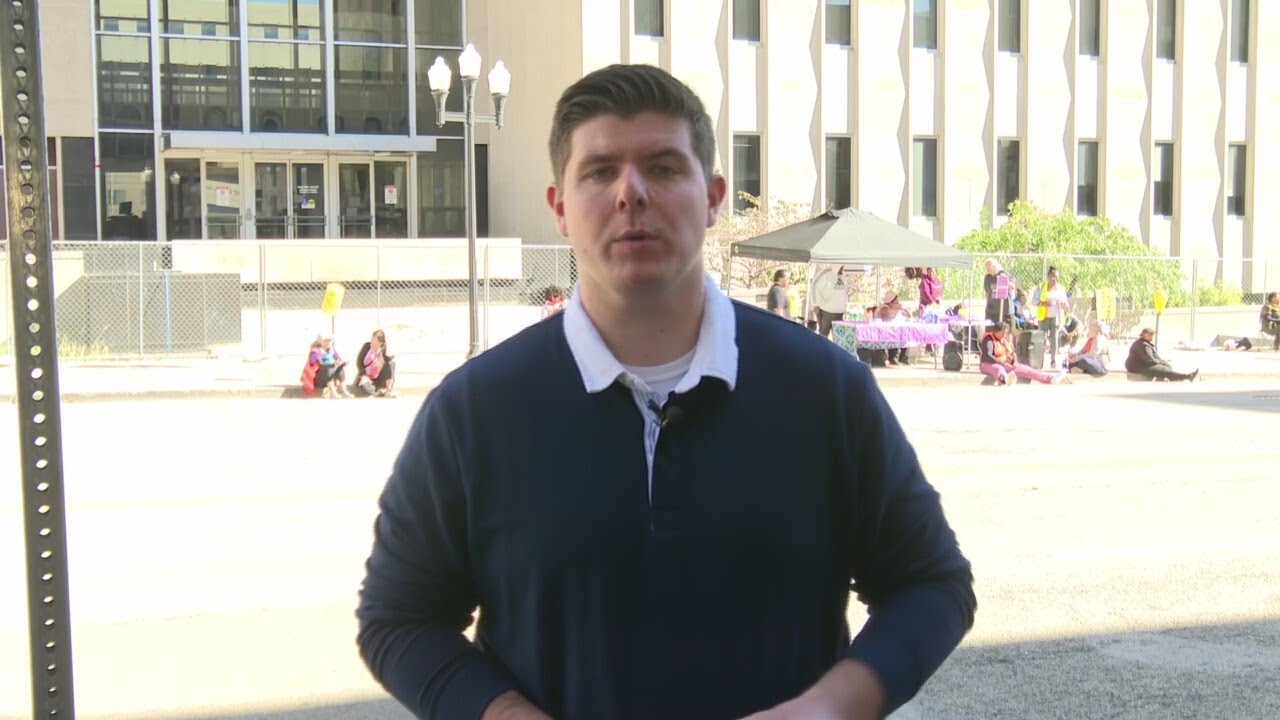Alex Berger live outside the Peoria County Courthouse with Sean Grayson ...