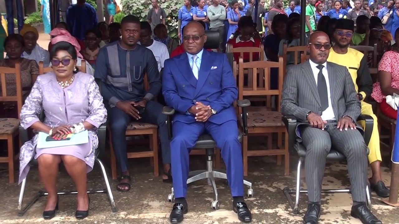 EXCELLENCE SCOLAIRE : LE LYCÉE DE BIYEM ASSI PRIME LES MEILLEUR - YouTube