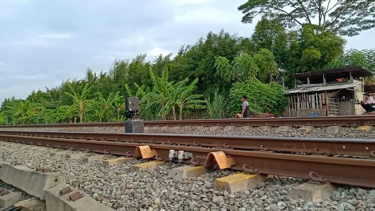 kereta api Serayu Dan kereta api Gumarang - YouTube