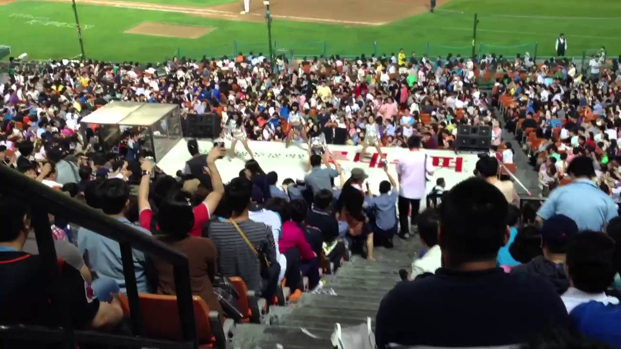 A night at Sajik stadium in Busan - YouTube