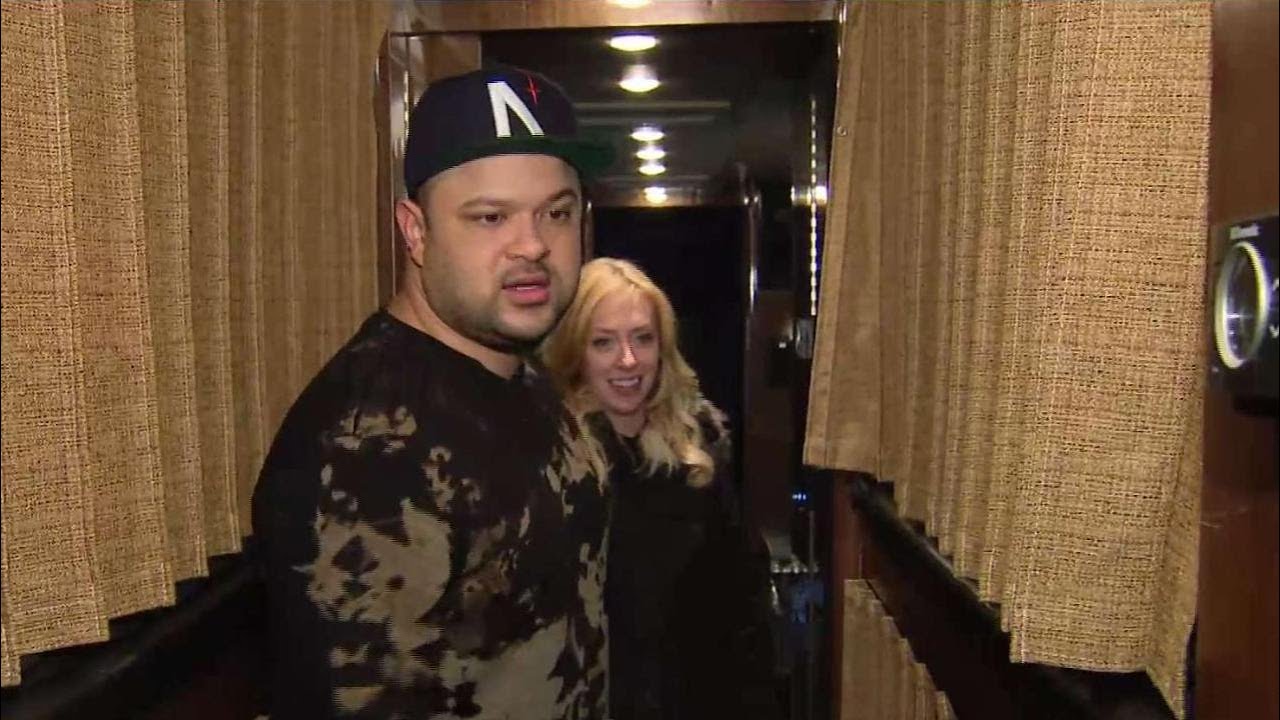 A look inside the tour bus life - YouTube