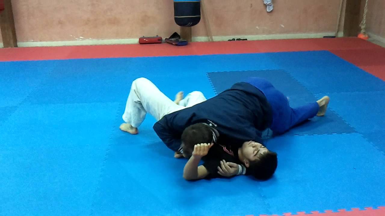 Arm under the back guard pass to cradle shoulder lock - YouTube