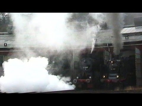 Dampfwolken über dem Siegener Lokschuppen mit drei Dampfloks 52 8095 ...