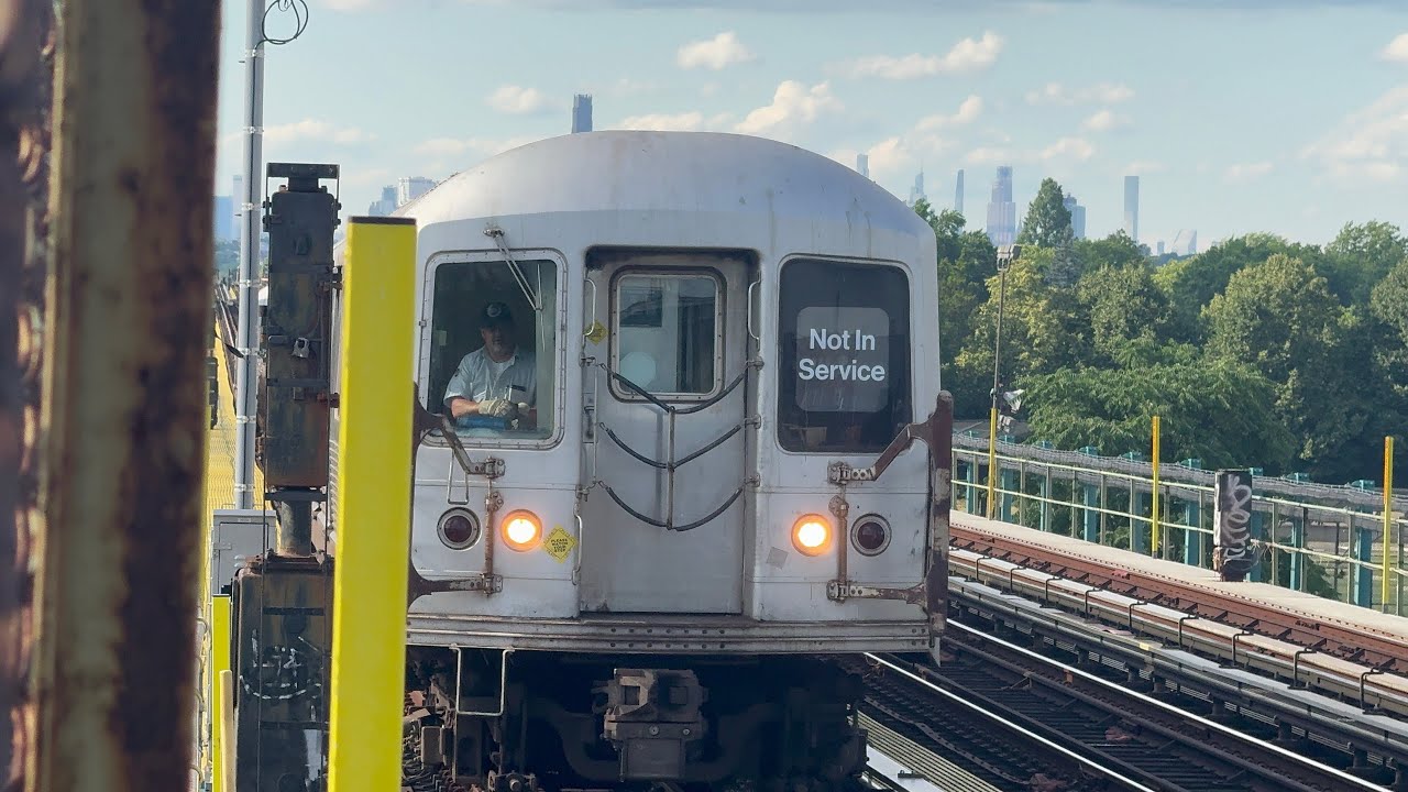 ⁴ᴷ⁶⁰ R42 Refuse train Via Culver passing at Avenue N - YouTube
