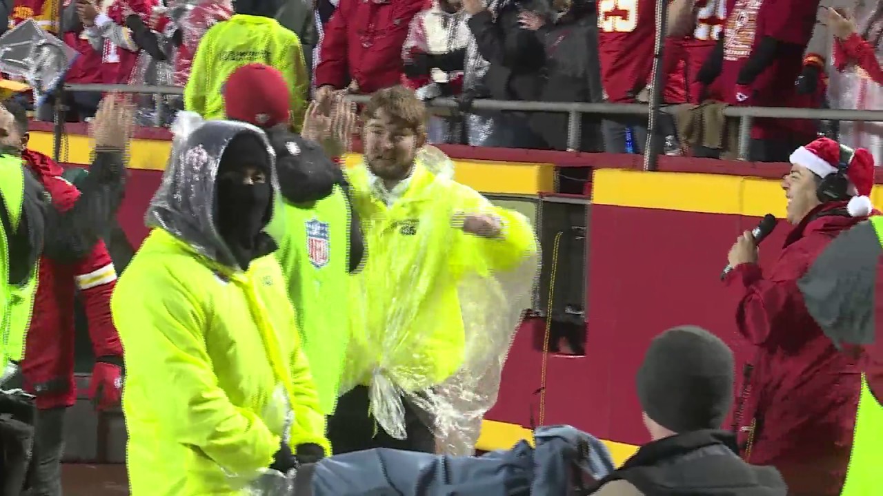 Watch: Arrowhead security guard takes down Broncos fan rushing the ...