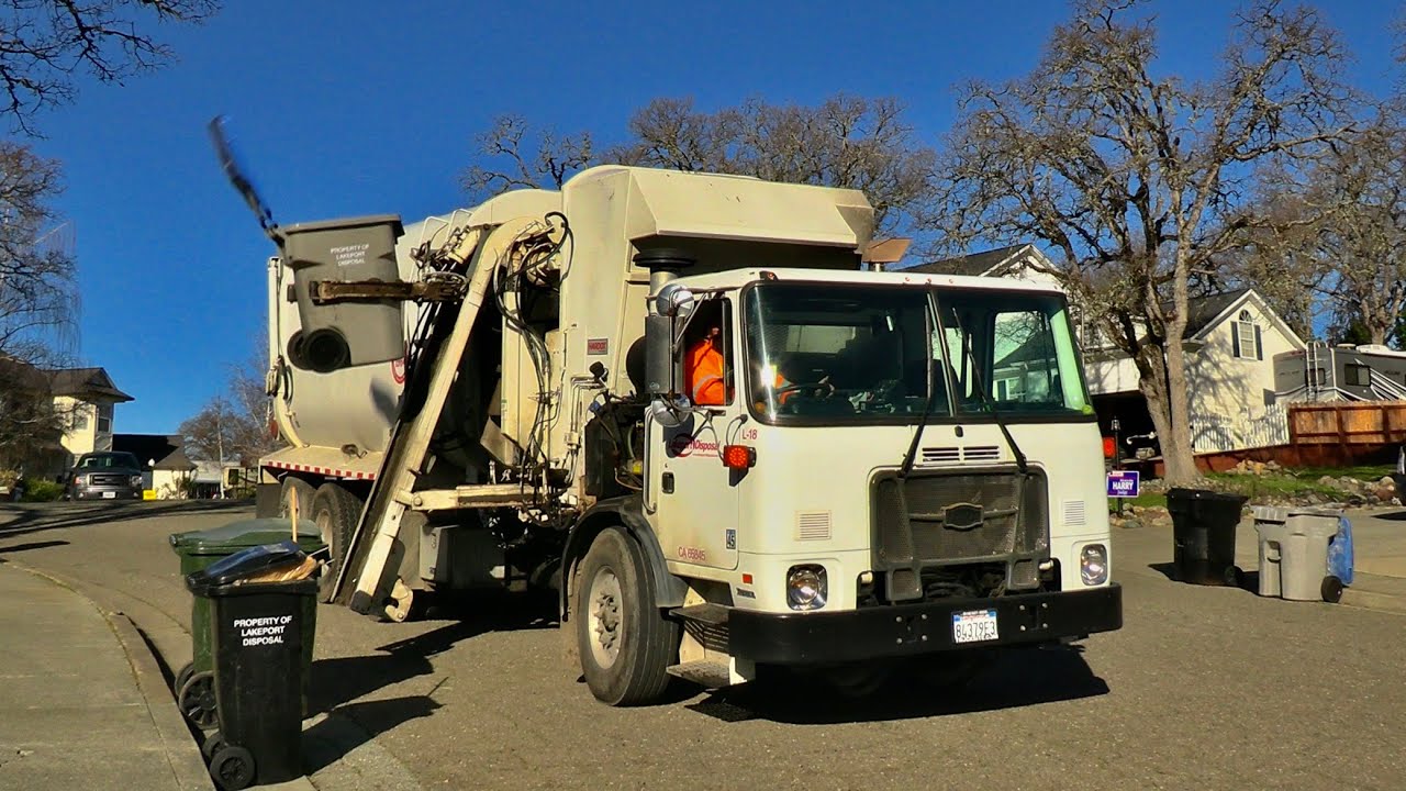 Autocar ACX - Lid Whipping Amrep Side Loader Garbage Truck - YouTube