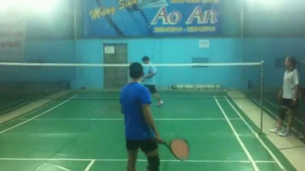 Tennis vs Badminton Racket - YouTube