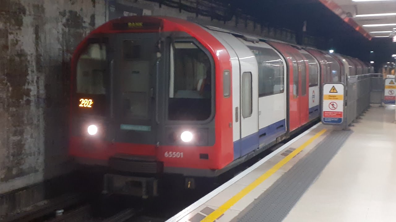 Waterloo & City Line - 1992 Tube Stock - Class 482 - Arriving at ...