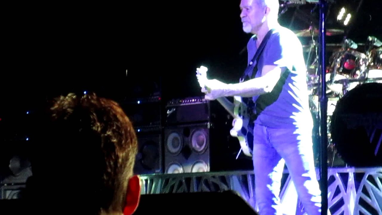 Van Halen Camden NJ 8/27/15 Mike Drinking a Beer - YouTube
