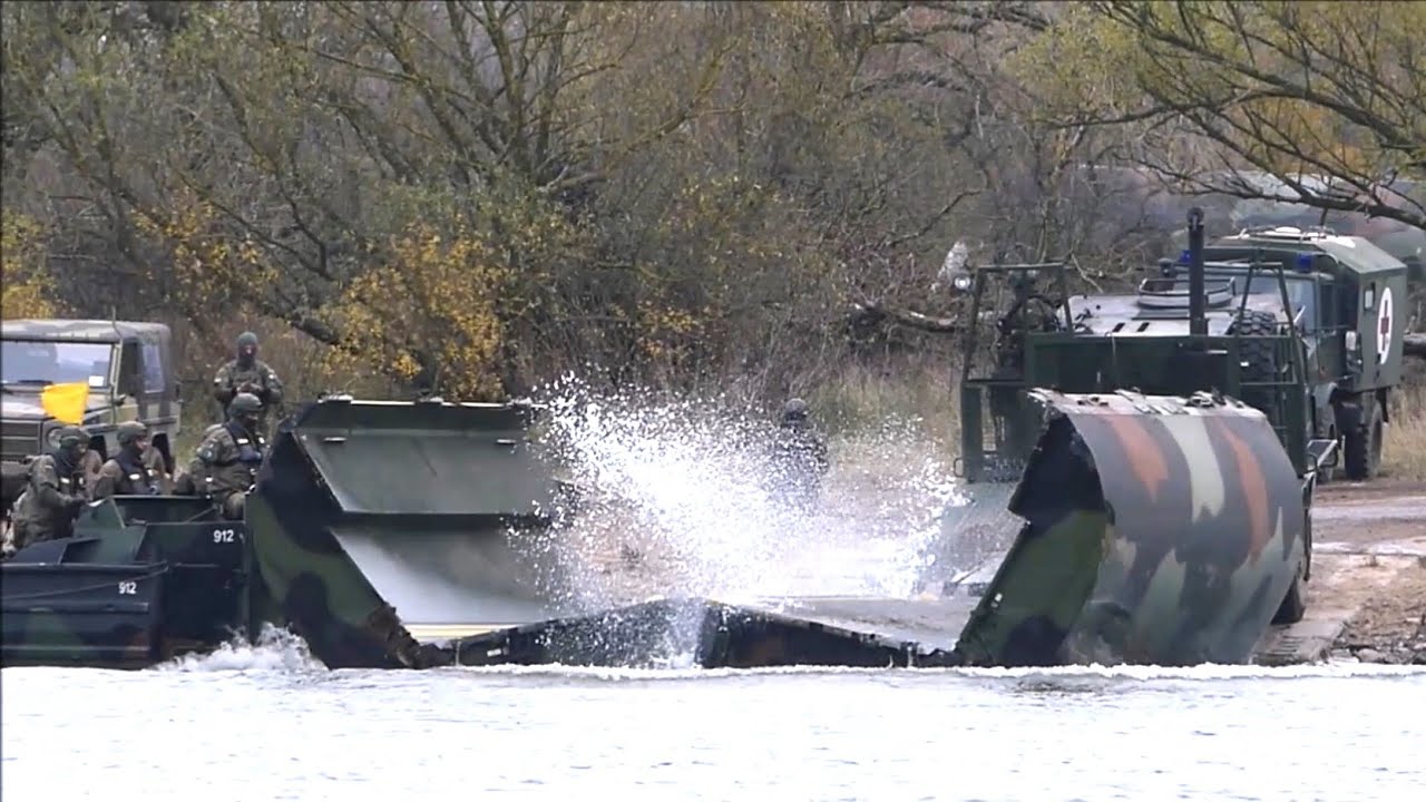 Havelberger Pioniere bauen Fähre auf der Elbe- 5./130 - YouTube