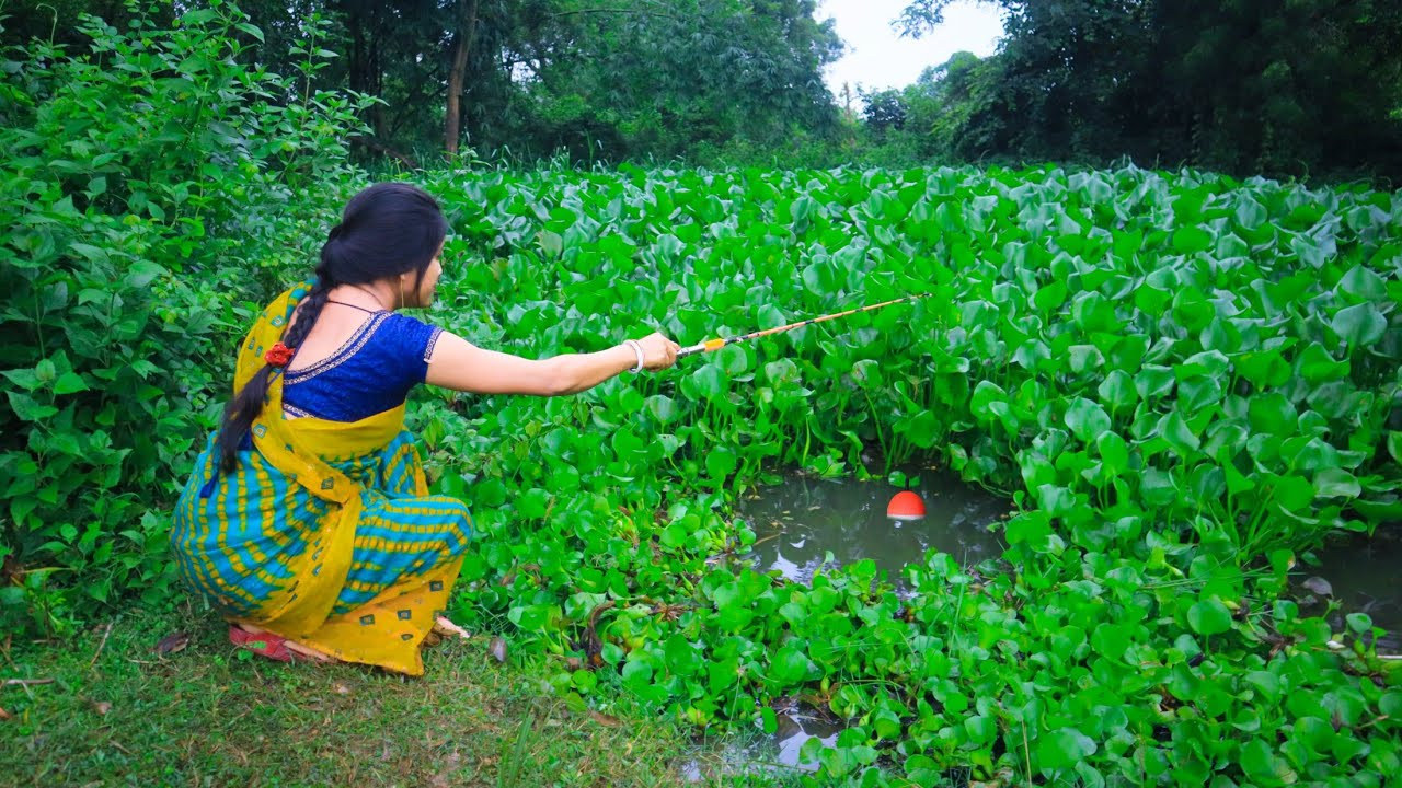 Fishing video || The sweet girl happily fishing in the old ditch ...
