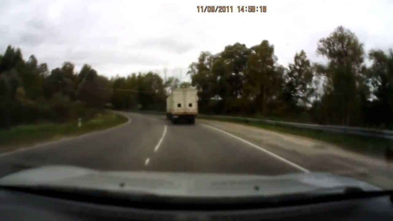 Truck too fast into the curve = crash - YouTube
