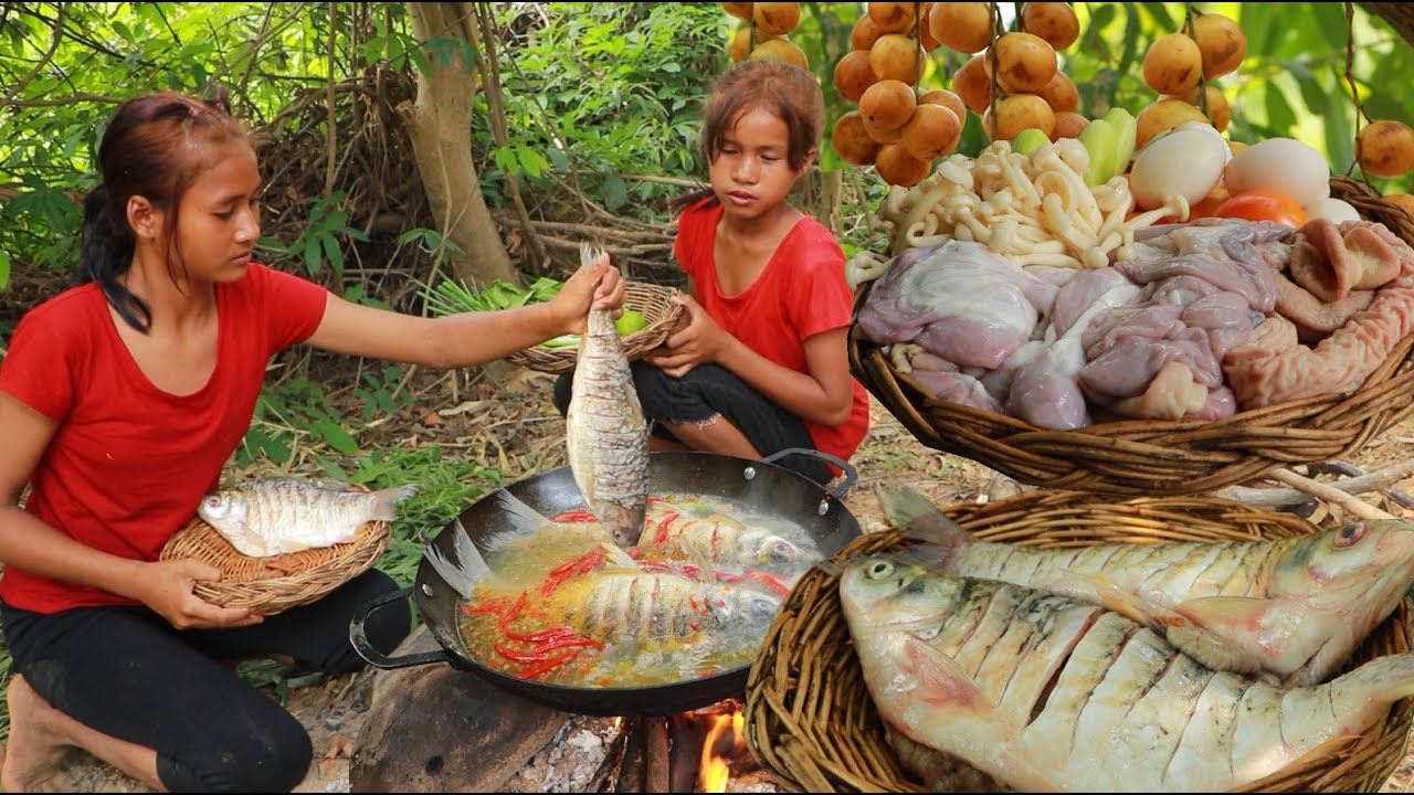 Boiled giant fish soup spicy tasty delicious- Cooking intestine curry ...