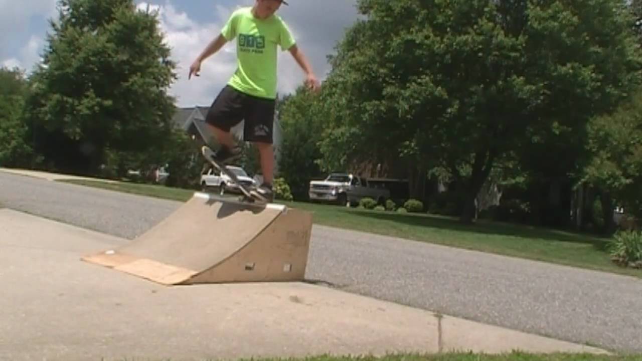Mini Quarter Pipe Sesh - YouTube