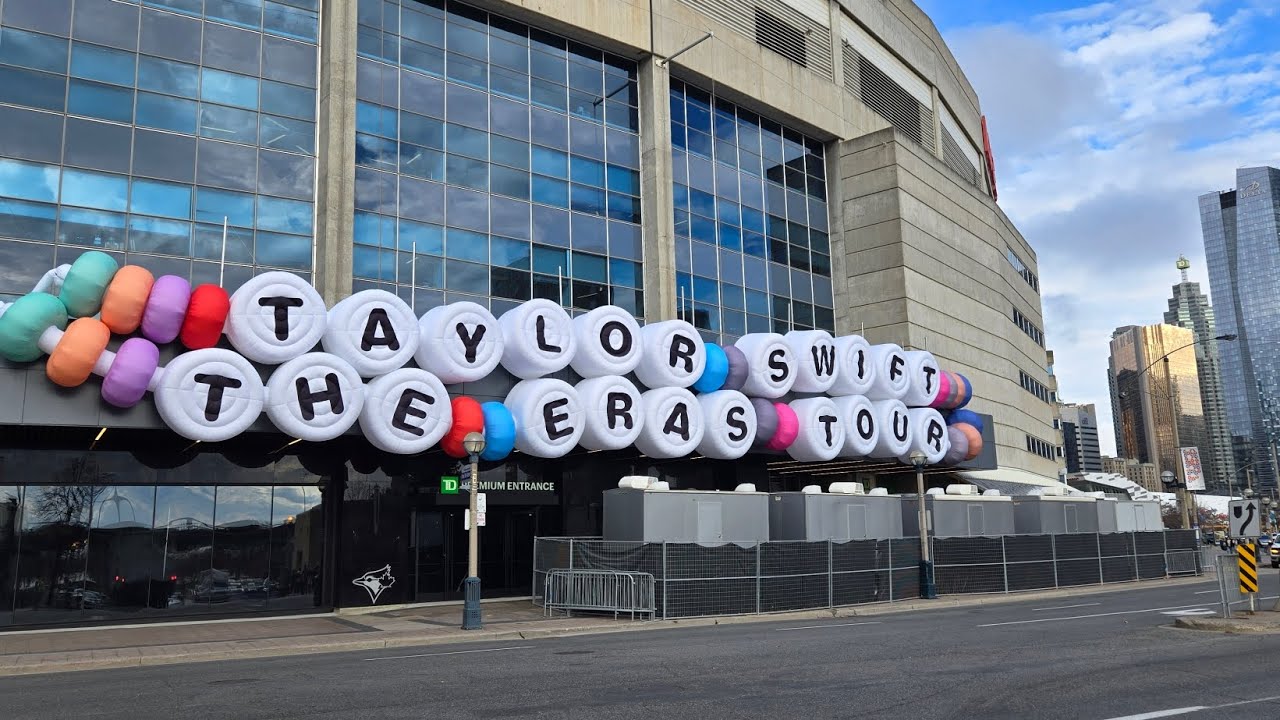 Taylor Swift's Motorcade Heading Towards Toronto's Airport - End of the ...