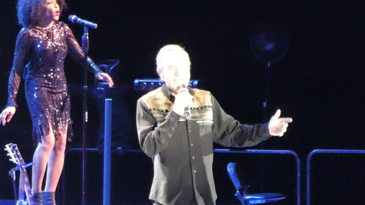 Neil Diamond 50 Year Anniversary Tour - Forever in Blue Jeans - live in ...
