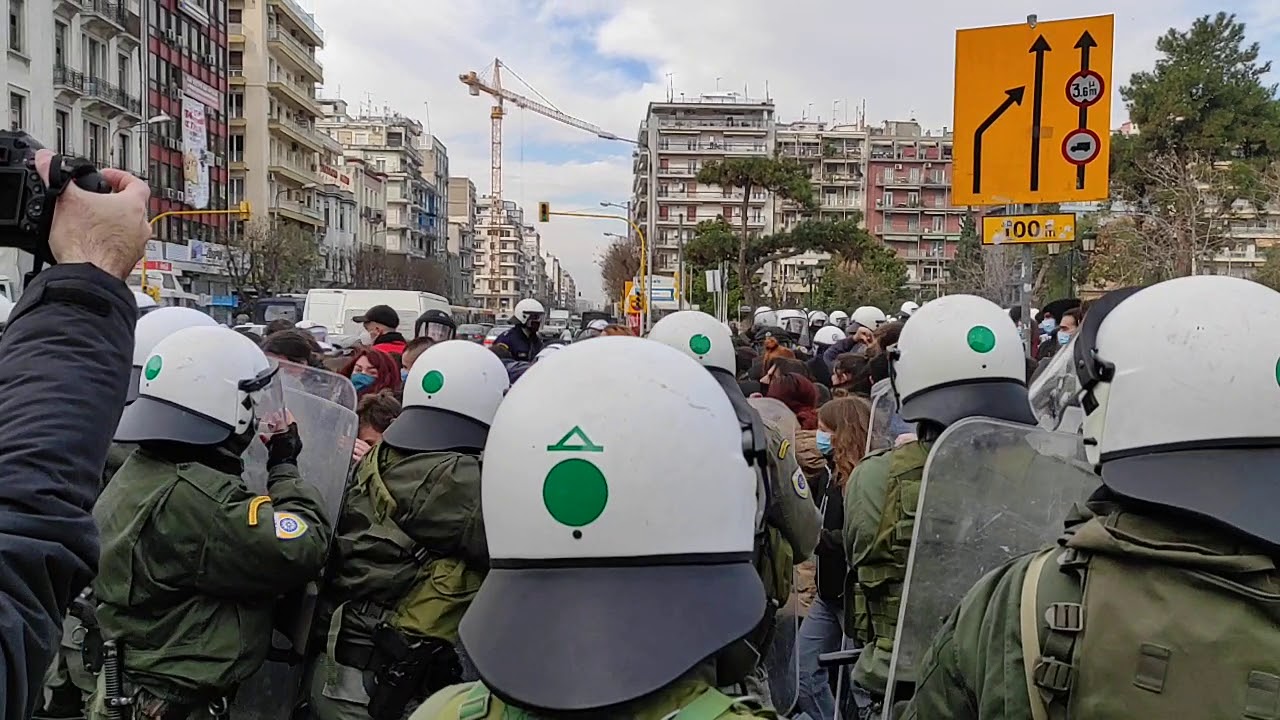 Ξύλο και χημικά στη συγκέντρωση φοιτητών Θεσσαλονίκη - YouTube
